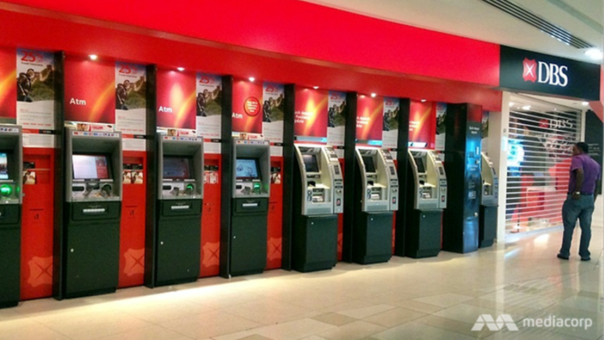 Amaran keras kepada bekas pekerja DBS; muat naik gambar bendera S'pura ...