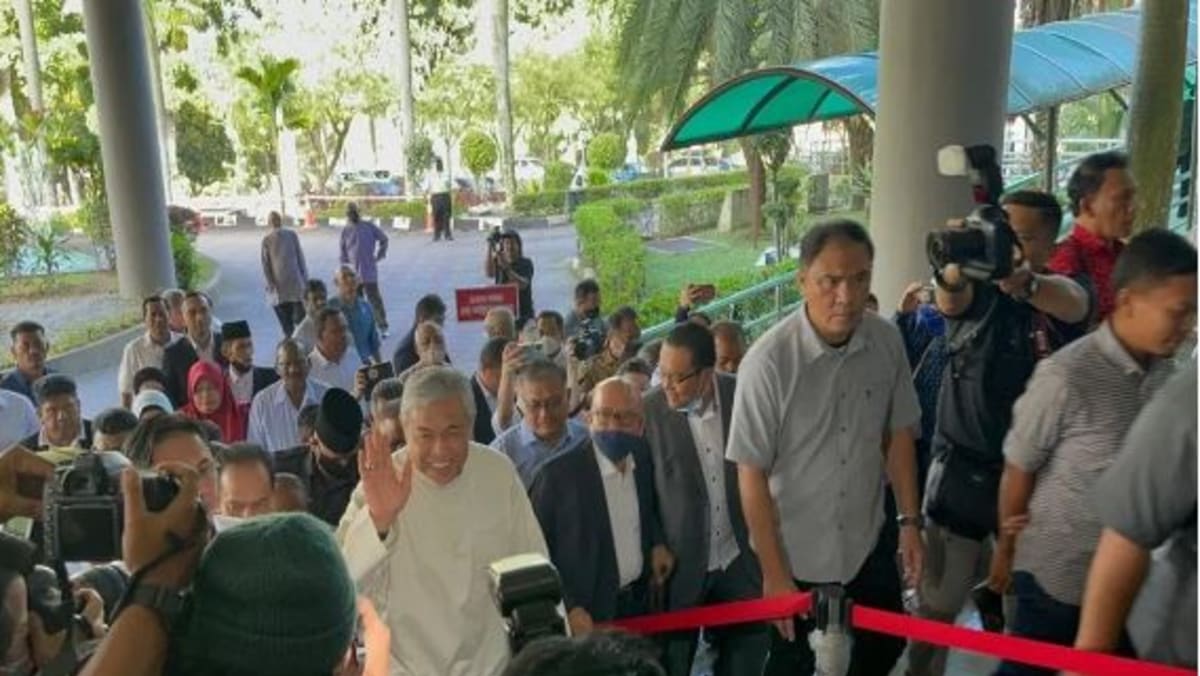 Ahmad Zahid tiba di mahkamah dengar keputusan 40 pertuduhan rasuah VLN - BERITA Mediacorp