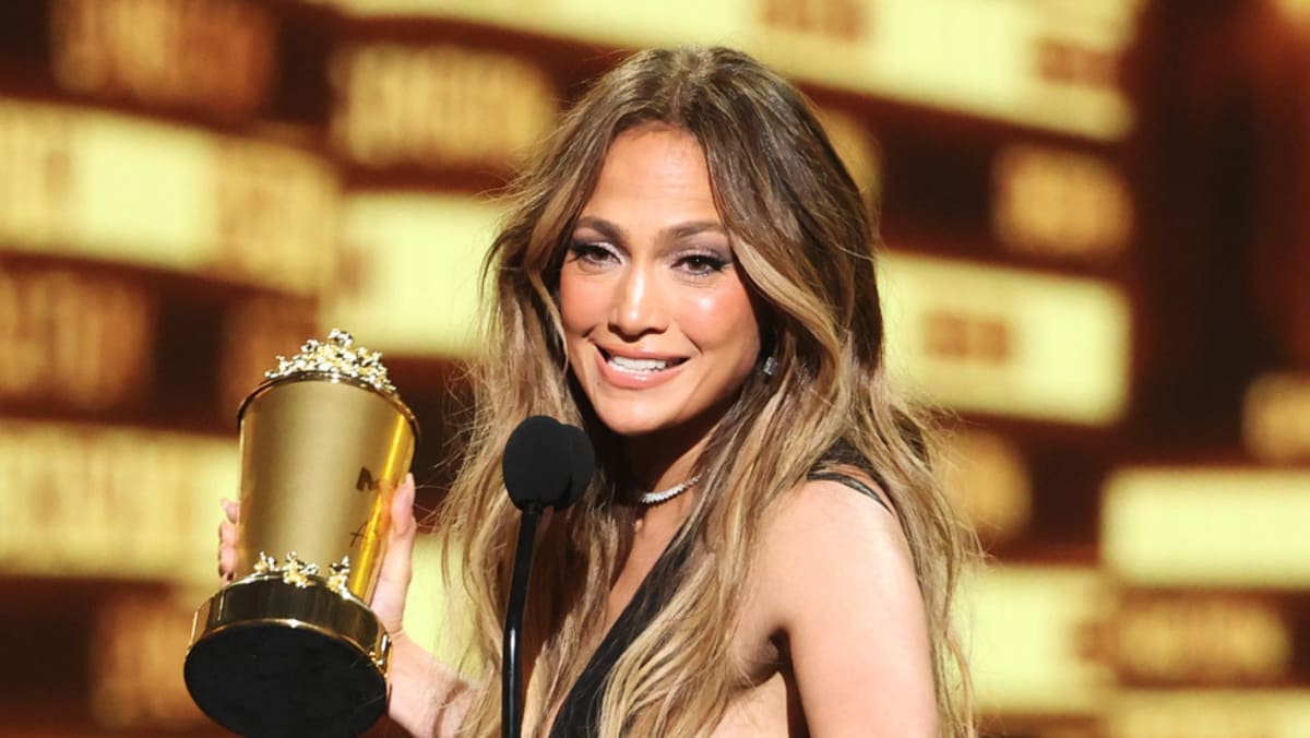 Jennifer Lopez Breaks Down As She Accepts Generation Award At 2022 MTV ...