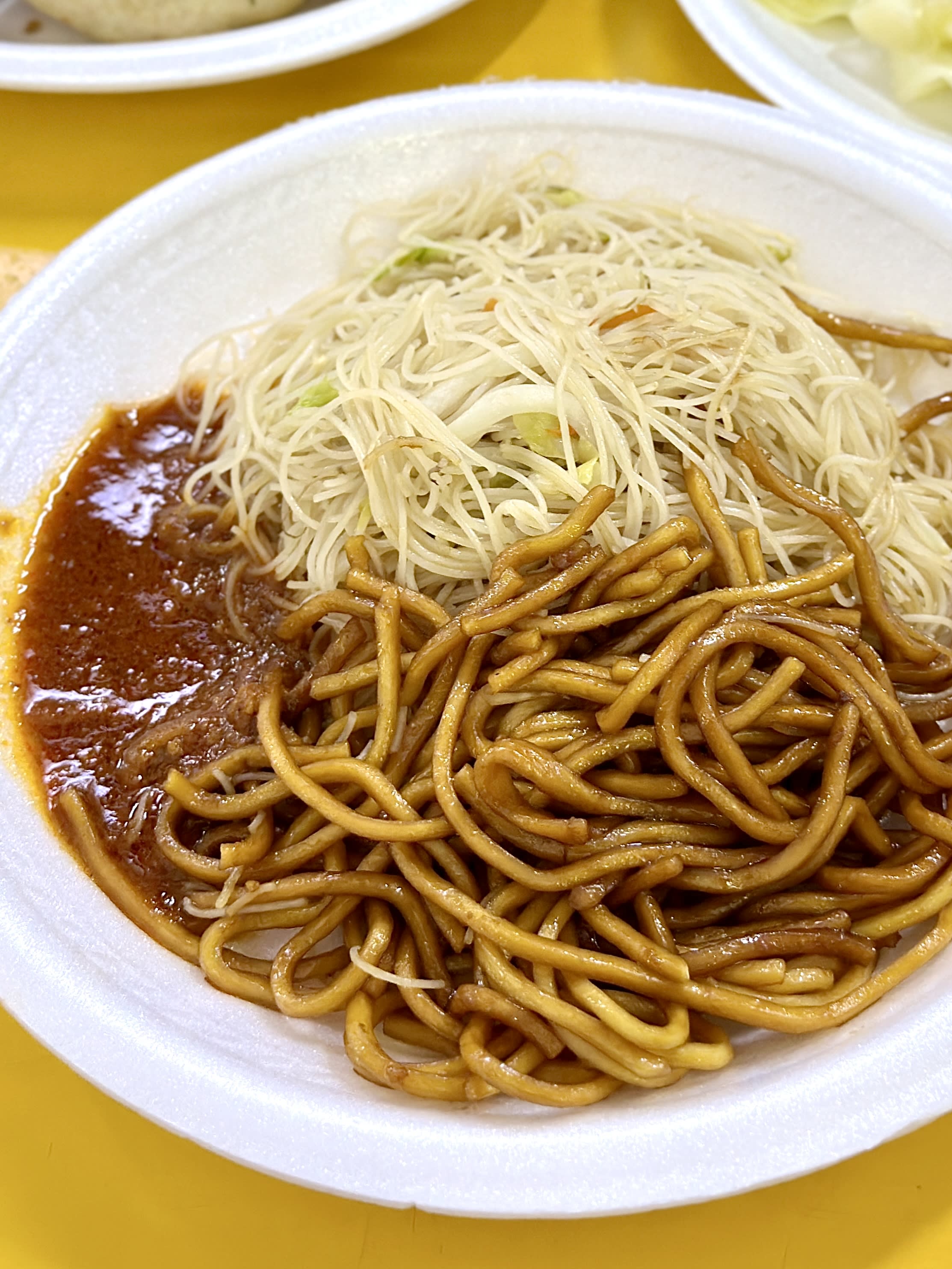 Hawker Family Sells Delish Economic Bee Hoon & Tong Shui Till Midnight ...