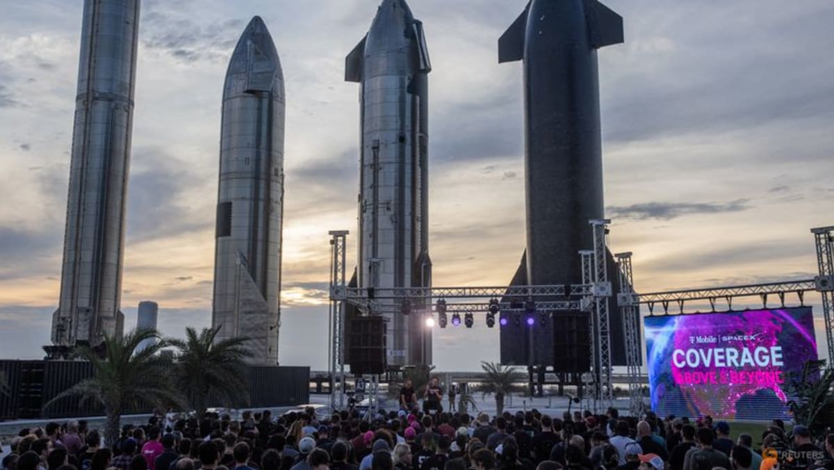 Musk's SpaceX and T-Mobile plan to connect mobile phones to satellites ...