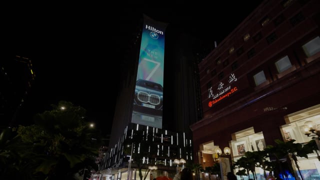 BMW登上本地最高广告牌 展现全新7系风采 - vibes by 8world