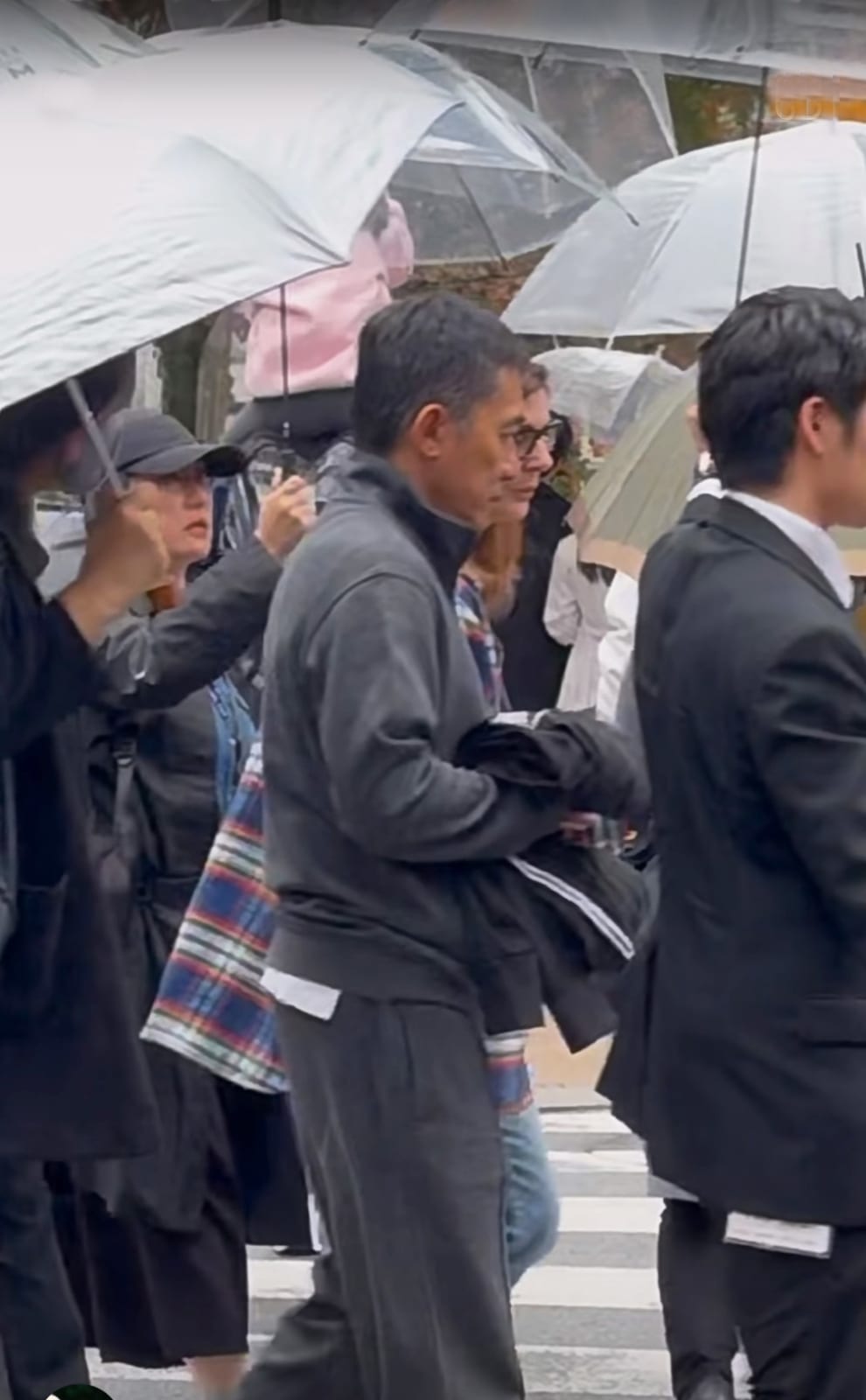 Tony Leung Gets Rained On Despite 5 People Holding Umbrellas For Him - 8days