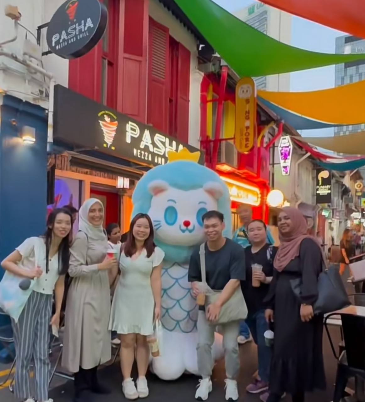 Merlion Mascot Charms Crowd In Chinatown, Tourists Ask For His Schedule ...