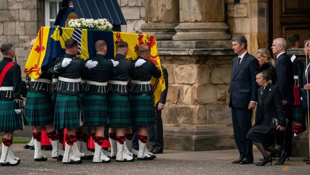 Queen Elizabeth's coffin arrives in Edinburgh as mourners line streets ... Queen Elizabeth's coffin arrives in Edinburgh as mourners line streets ...
