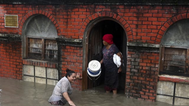 尼泊尔山洪和土崩造成至少14人亡 - 8world