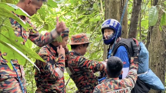 韩籍男子在马国滑伞 失控坠落悬挂在50米高树上 - 8world