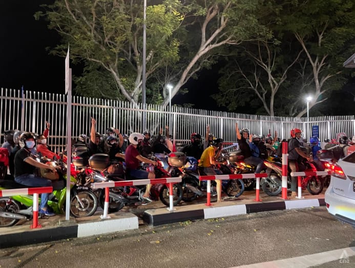 Hundreds of travellers cross checkpoints as Singapore-Malaysia land ...