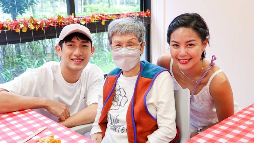 Elvin Ng, Tyler Ten & Other Mediacorp Stars Sing Karaoke & Toss Yusheng ...