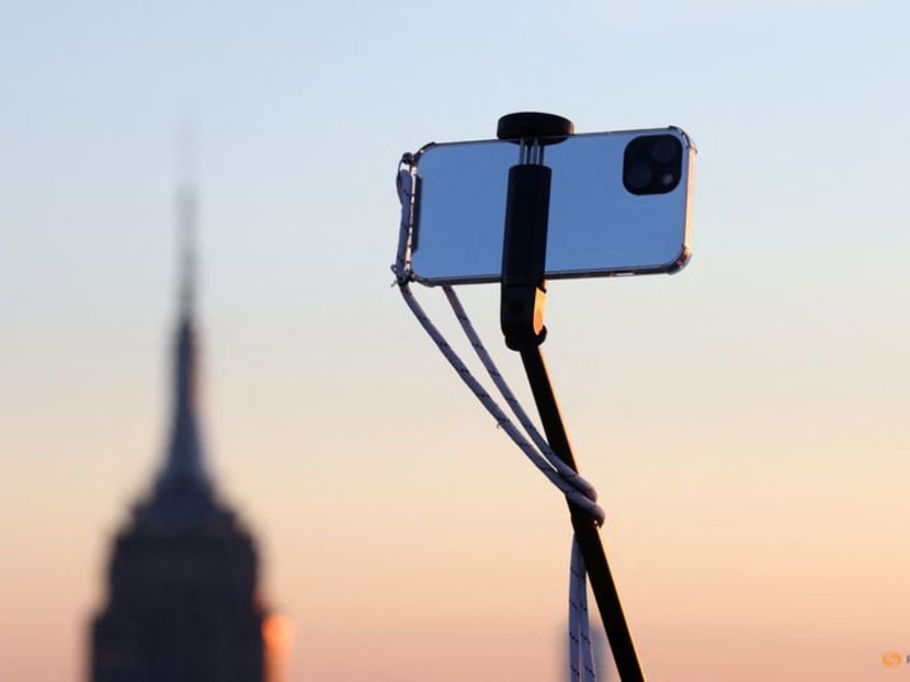 Global smartphone market sees growth after over 2 years in October ...