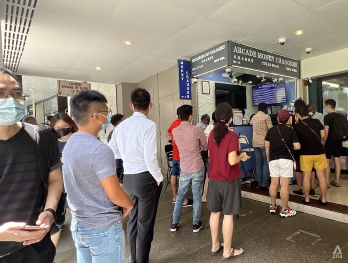 Queues form at money changers, ringgit out of stock as it weakens ...