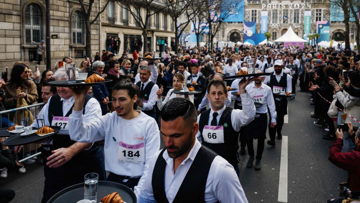 உணவு பரிமாறும் வேலையை வீதிகளில் பந்தயமாக நடத்திய ஊழியர்கள் - Seithi ...