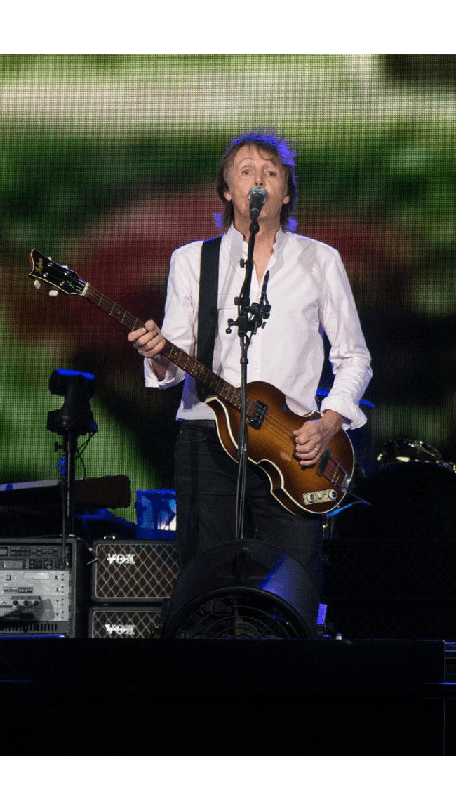 Top ten left-handed celebrities - 8 Days