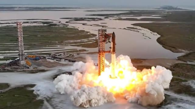 SpaceX“星舰5”试飞 机械臂成功夹住助推器 - 8world