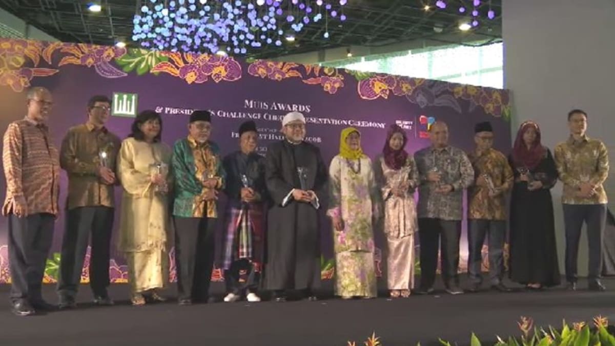 Ustaz Mohamad Hasbi Hassan terima Anugerah Jasa Cemerlang MUIS 2019, 8 ...