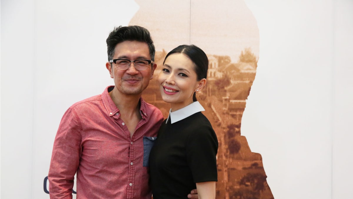 Sharon Au waits on Adrian Pang hand and foot - 8days