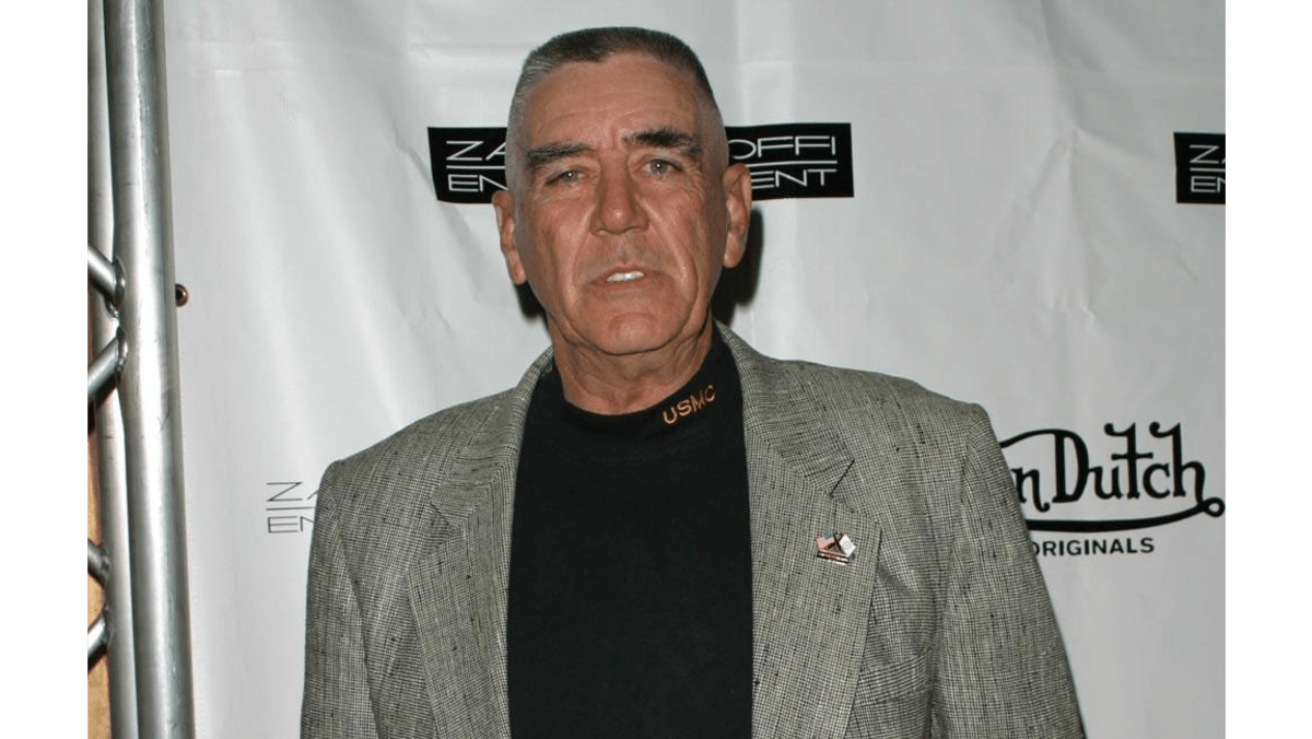 R Lee Ermey dies aged 74 - 8days