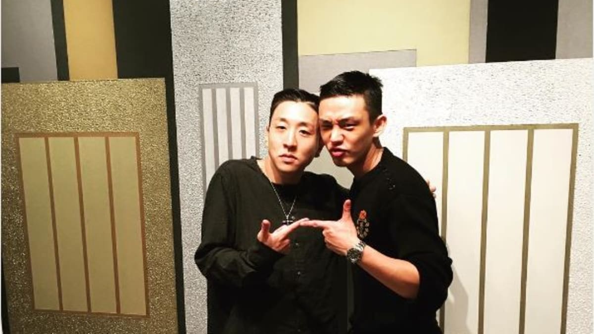 Yoo Ah In Holds Playful Pose With Rapper Flowsik - 8days
