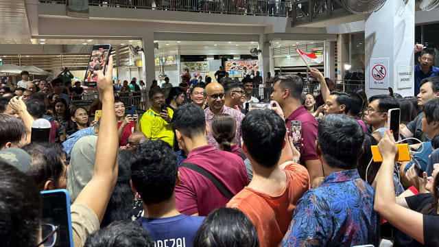 尚达曼抵达达曼裕廊熟食中心 至少300人挤爆现场 - 8world