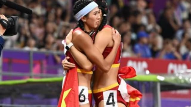 选手相拥照片现“64” 中国官媒急删照 - 8world