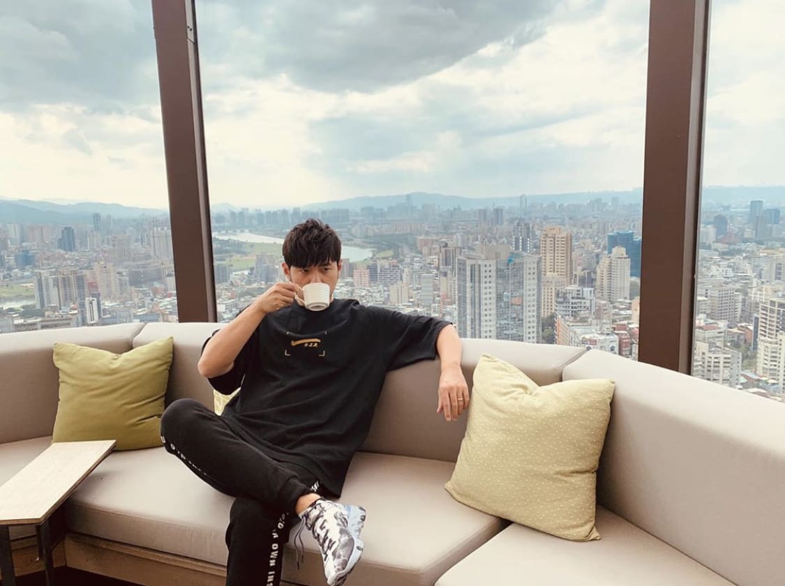 Jay Chou Posted A Pic Of Himself Looking Swole, And The Comments Are So ...
