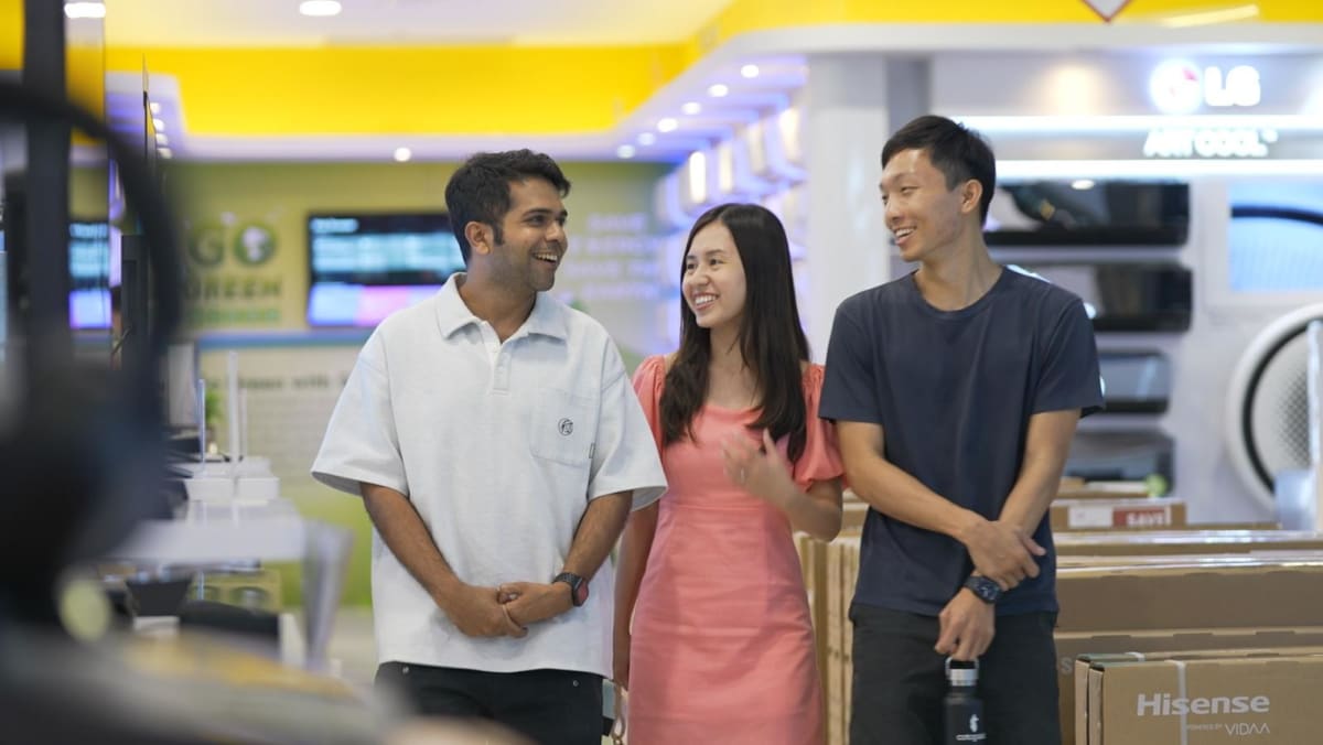 On The Red Dot: Bargain Hunters - Earn As You Spend - CNA