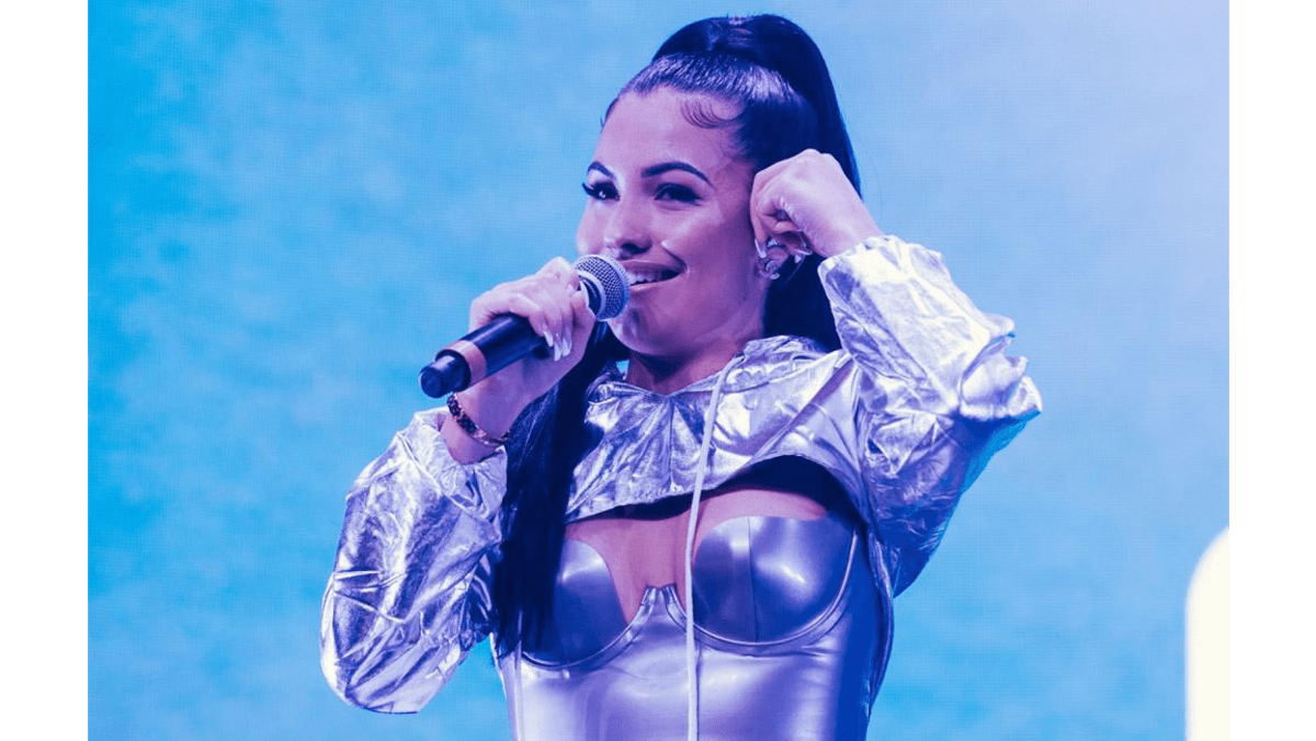 Mabel performs despite getting run over - 8days