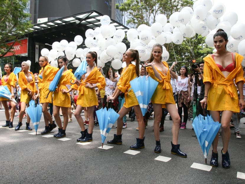 Gallery: ‘Flash’ mob stops traffic in Orchard Rd - TODAY