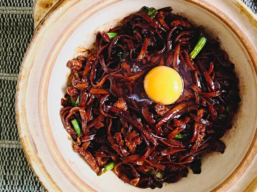 Cook Claypot KL-Style Hokkien Mee With Egg In Less Than 30 Minutes - TODAY