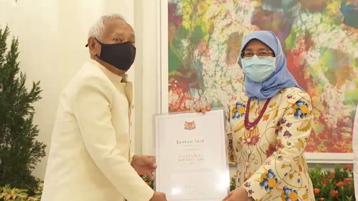 Tokoh batik tersohor, Sarkasi Said, dianugerahi Pingat Budaya 2020 ...