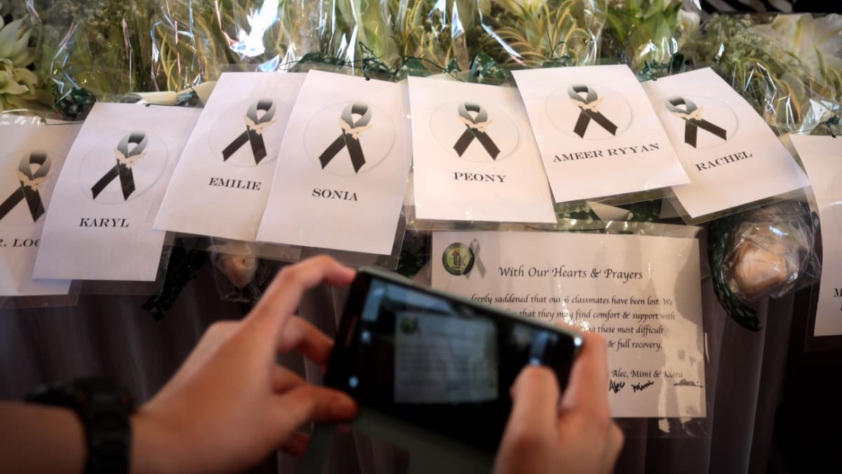 Gallery: Sabah quake: Visitors stream in to show support at Tanjong ...