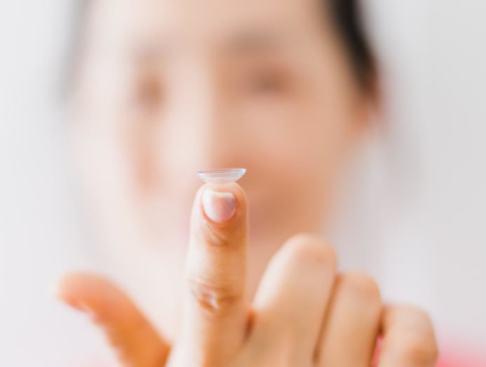 What are multifocal contact lenses? How do they correct presbyopia ...