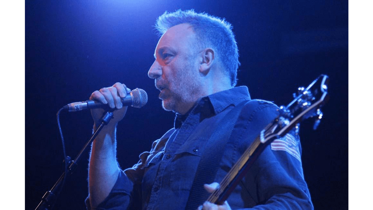 Peter Hook reflects on Ian Curtis' death - 8days
