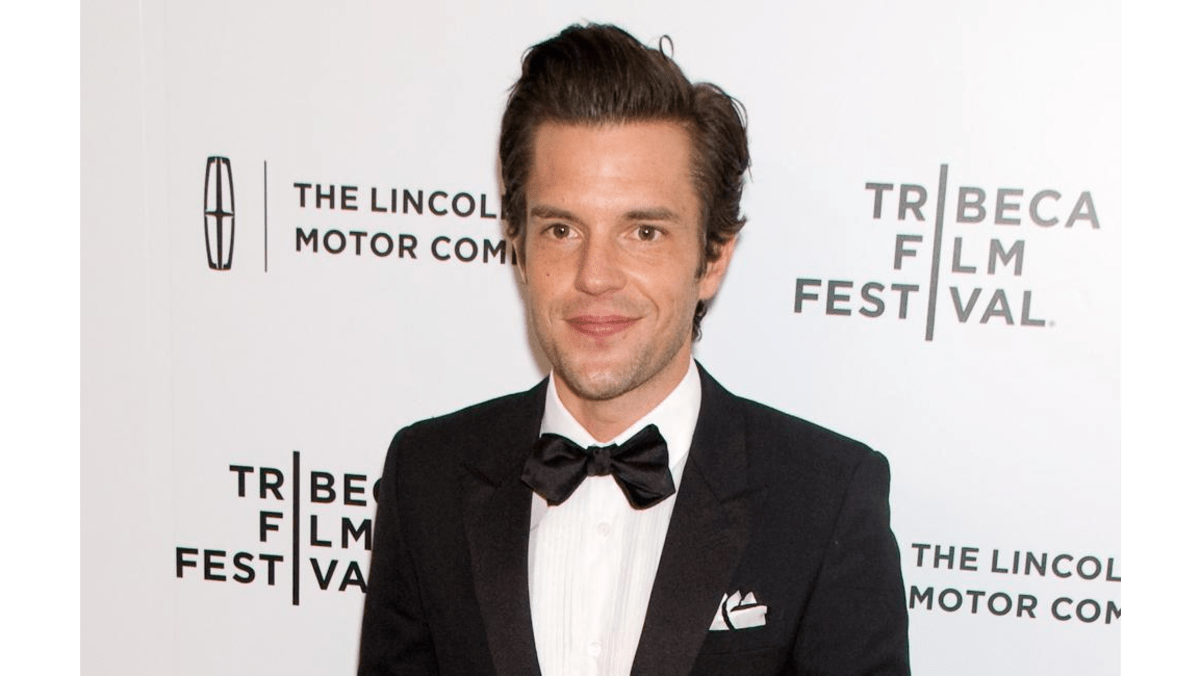 Brandon Flowers met hero Bernard Sumner at bogs - 8days