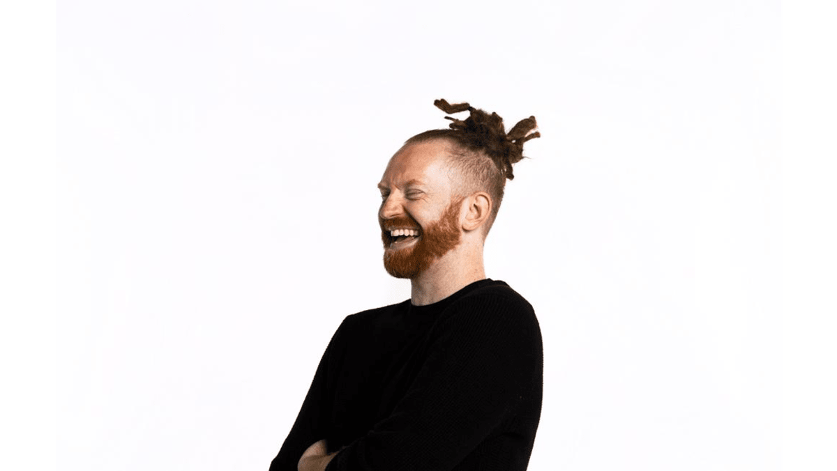 Newton Faulkner marks decade in music with festive song - 8days