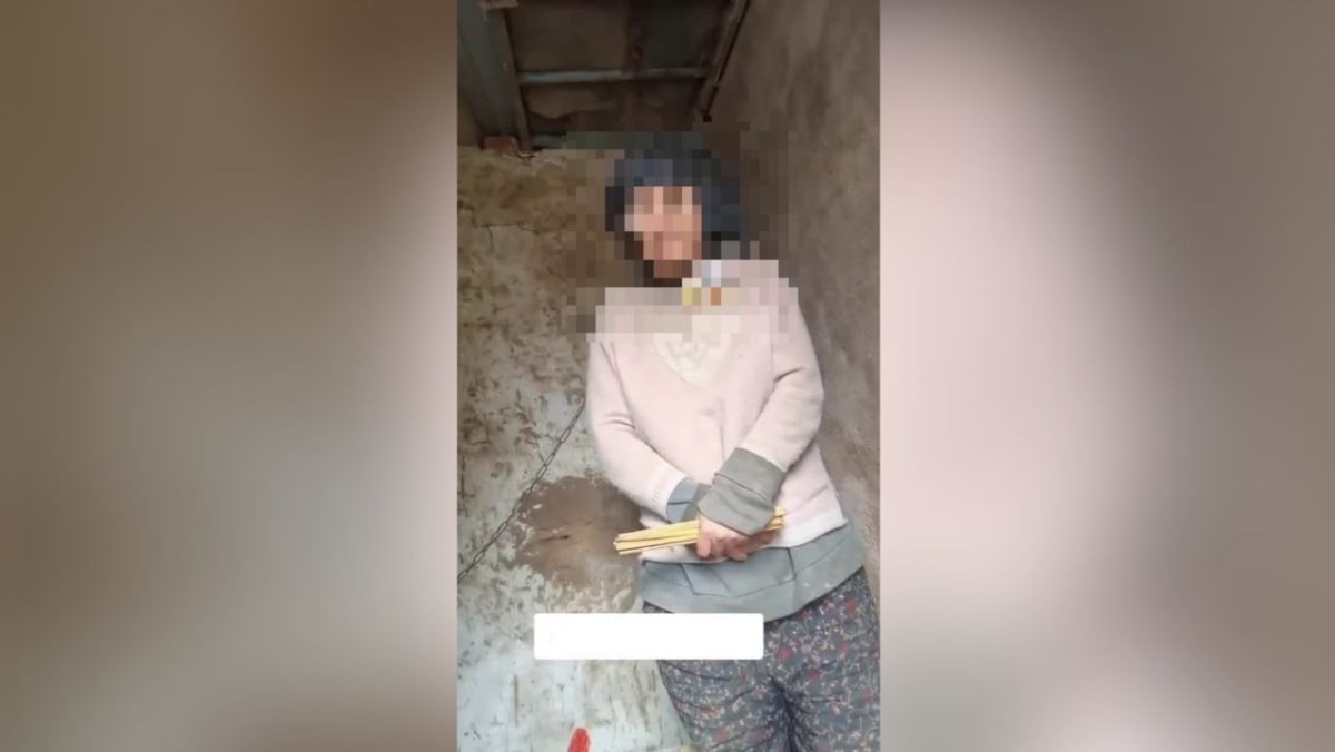 Chinese bookstore stages 'chain' display in comment on shackled woman ...