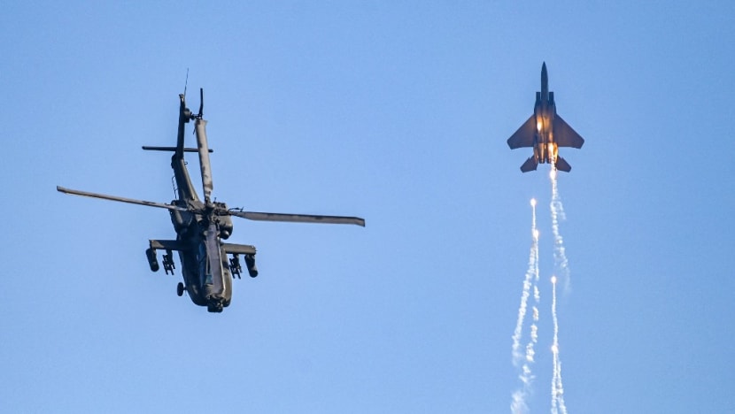 Singapore Airshow returns with public days, new stunts for RSAF F-15 fighter jet and Apache ...