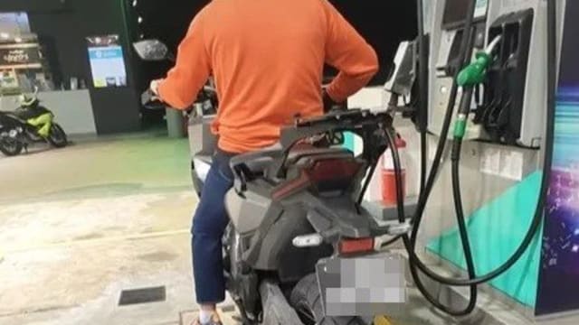 狮城摩托车马国添加RON95 骑士遭公审但网民却为他“站台” - 8world