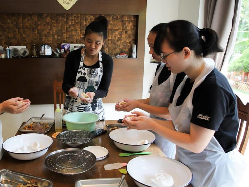 22-Year-Old Sells Authentic Ang Ku Kueh & Muah Chee Pounded With Wooden ...