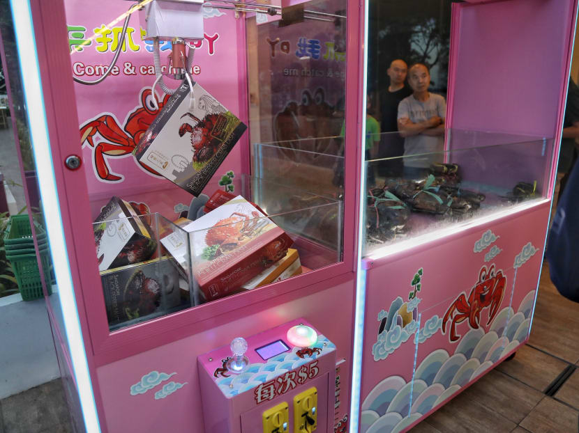 No more live crabs: Restaurant fills claw machine with boxes to ...