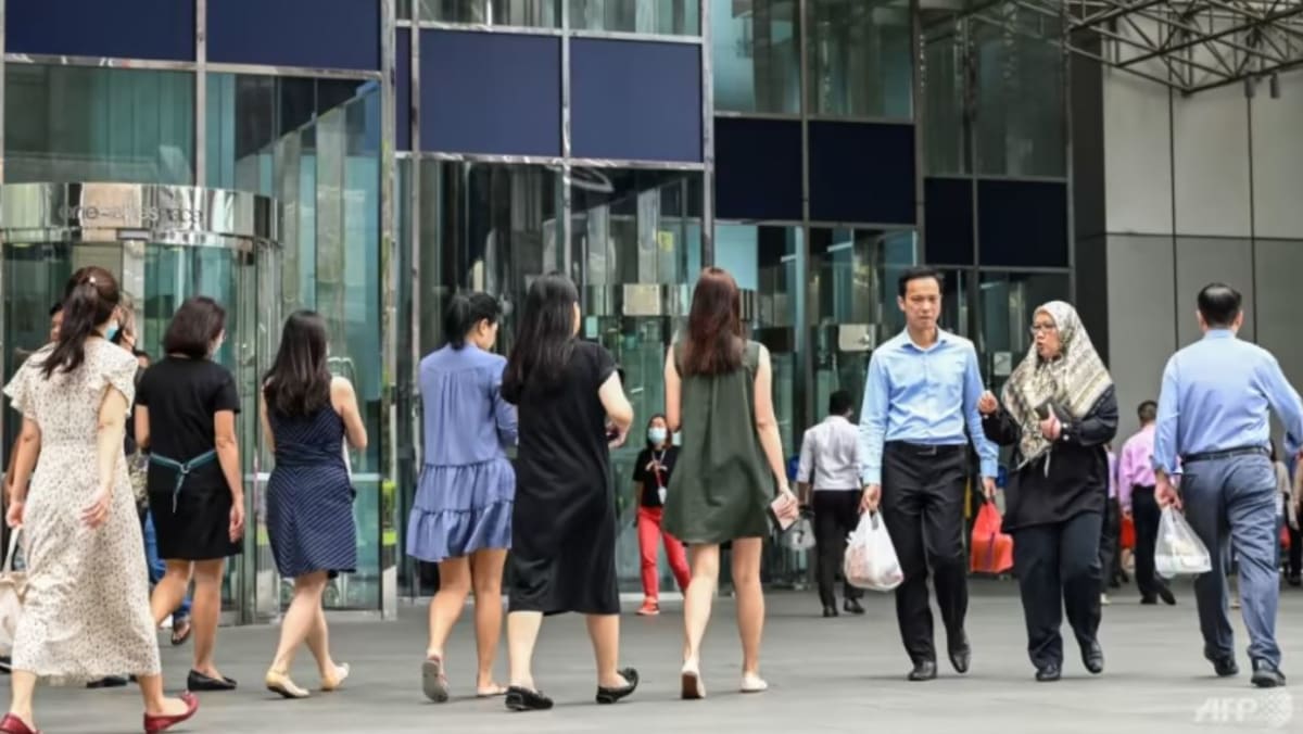 Pengambilan pekerja penduduk SG menguncup buat pertama kali dalam ...