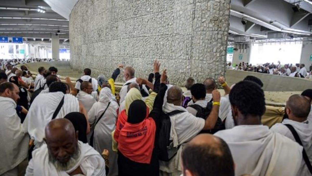 Jemaah haji S'pura sempurnakan ibadah lontar jamrah - BERITA Mediacorp
