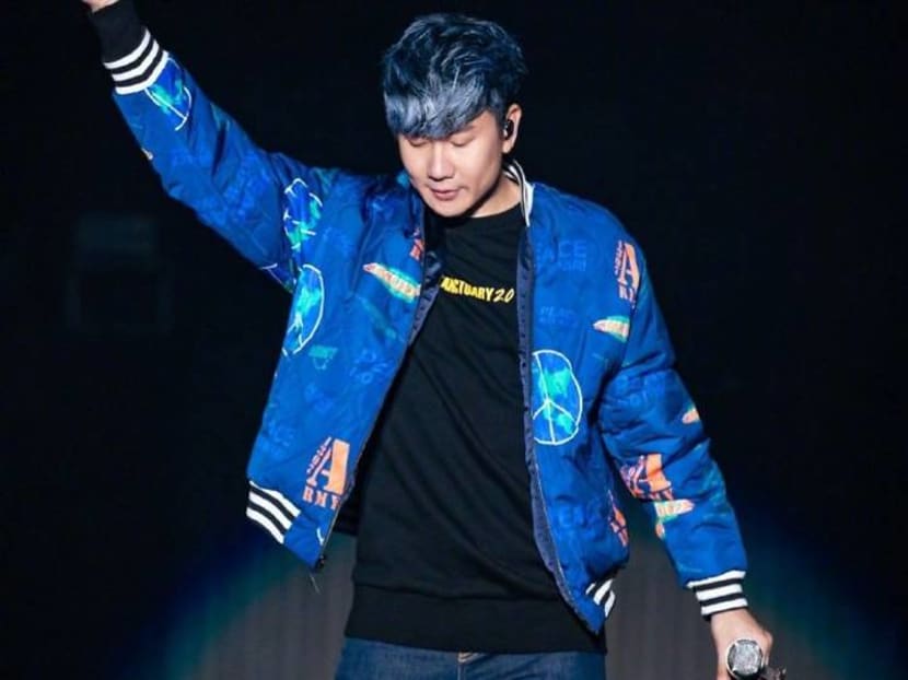 JJ Lin Posts Photo Of Fan Outside His Office; Makes The Internet Green ...