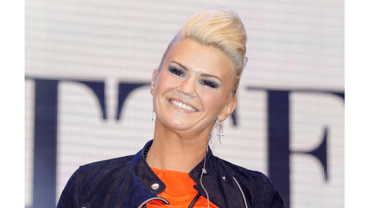 Kerry Katona has movie time at Christmas - 8days