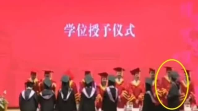 上海复旦大学毕业礼 网传台湾学生挥拳打老师警介入调查 - 8world