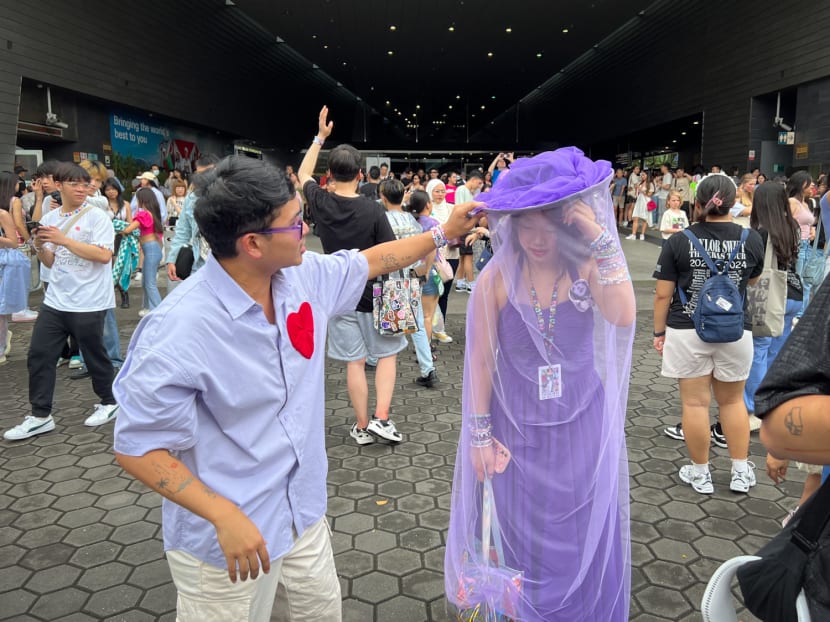 This night is sparkling: Fans trade bracelets, parade outfits as Taylor ...