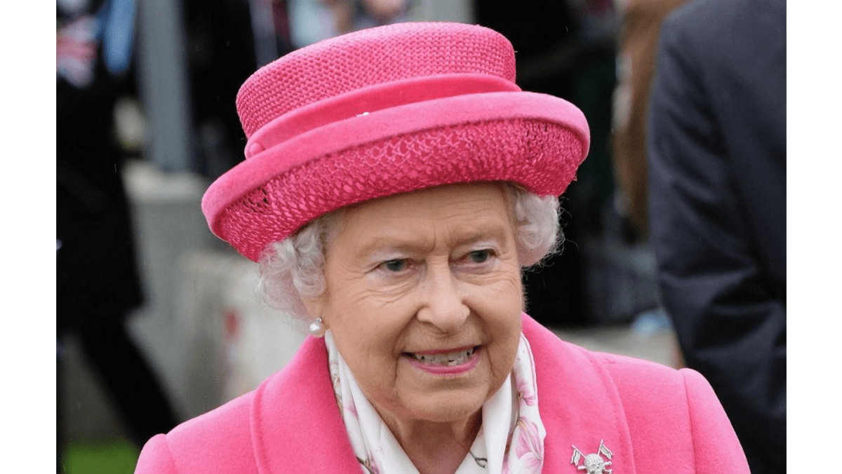 Queen Elizabeth honours Paralympians in MBE ceremony - 8days