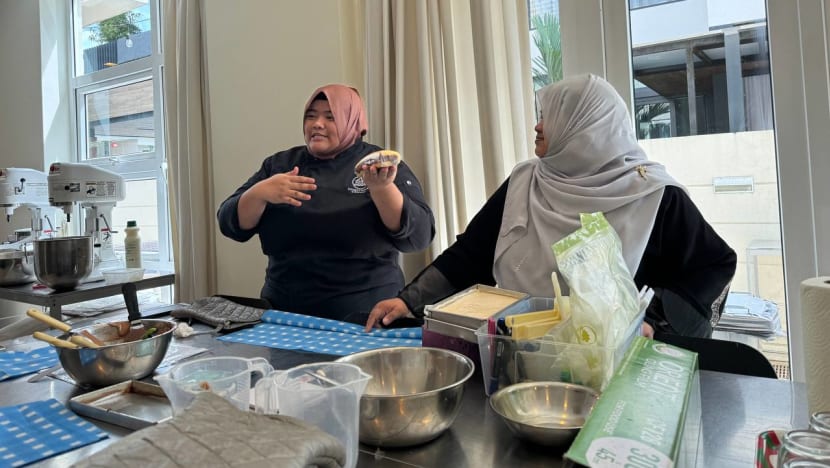 Dulu basuh pinggan, kini mengajar buat kek dan pastri - BERITA Mediacorp