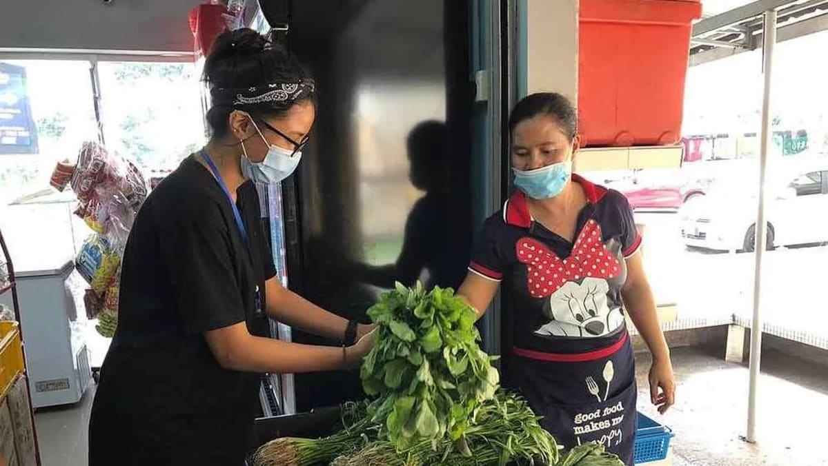 Grocery shop in Malaysia hands out fresh unused goods to ...