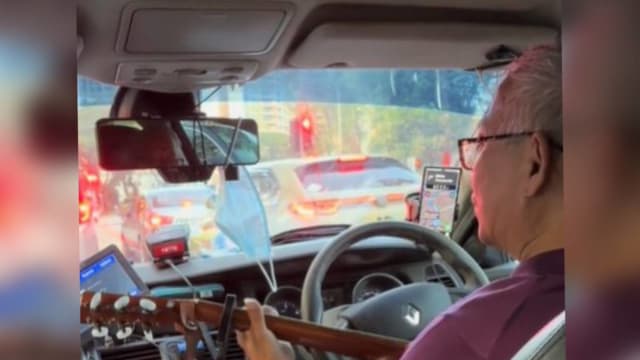 等红绿灯时拿吉他哼唱经典粤语歌曲 私召车司机获网民大赞 - 8world